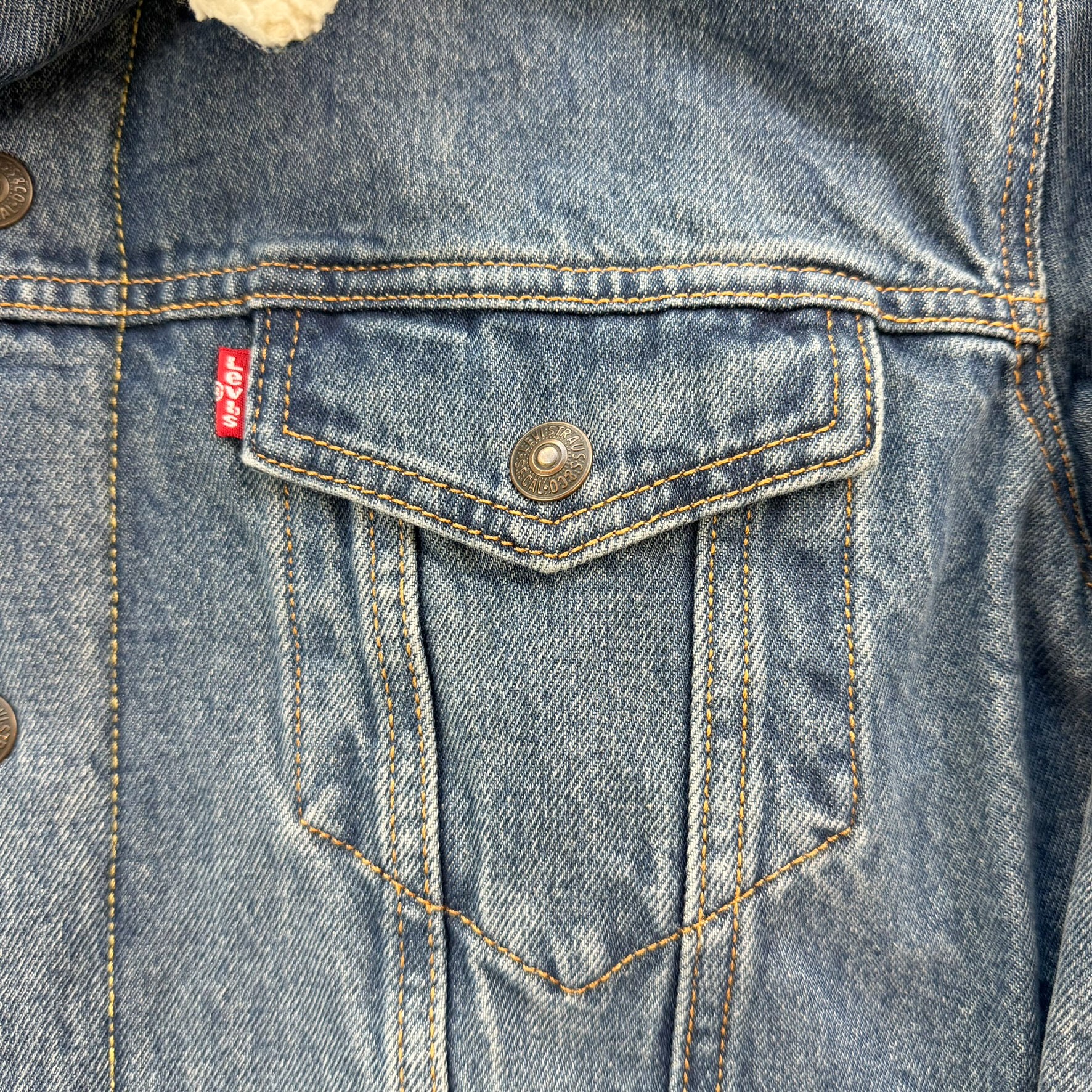 J- Vintage Levi's Sherpa Lined Denim Jacket - L – HG VINTAGE